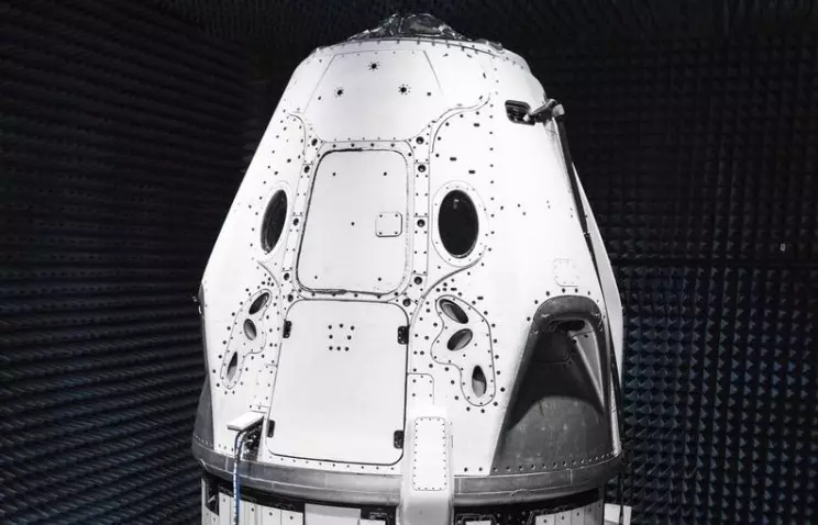 Elon Musk Anogovera Mufananidzo weSpaceX Crew Dragon Ship muAnechoic Chamber