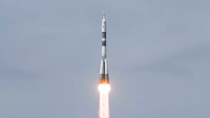 រ៉ុក្កែត Soyuz បានបាញ់បង្ហោះទៅកាន់ស្ថានីយអវកាសអន្តរជាតិ ជាមួយនឹងអវកាសយានិកបីនាក់។