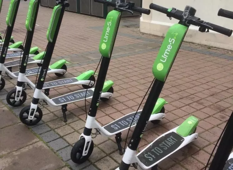 Les scooters électriques menacent d'appeler la police sur les piétons curieux