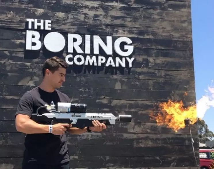 Elon Musk și Boring Company livrează primele sale aruncătoare de flăcări „Not a Flamethrower”.