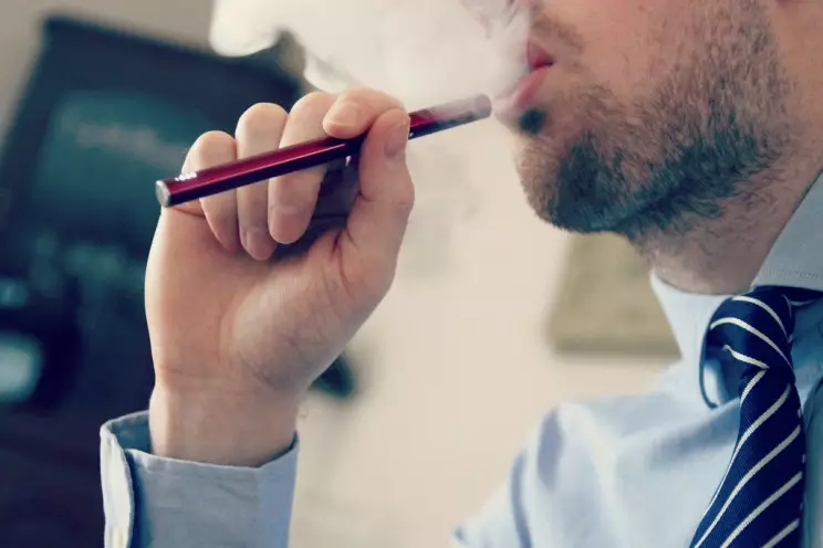 Fuerschung weist datt E-Zigarette Aromen Bluttgefässer beschiedegen