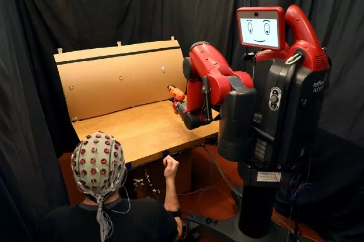 Robot Ini Boleh Di Kawal Dengan Isyarat Otak dan Gerak Tangan