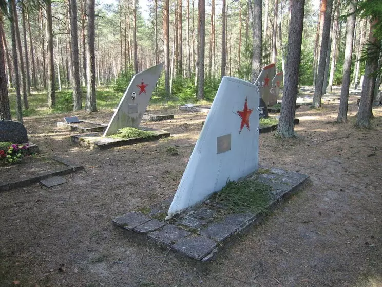 Este cemitério militar soviético está cheio de barbatanas de aeronaves como marcadores de túmulos