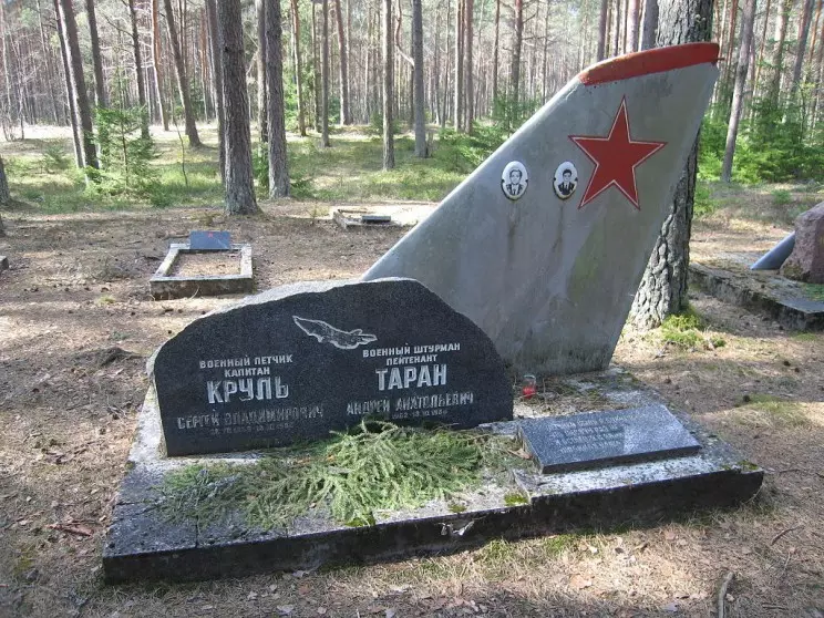 Este cemitério militar soviético está cheio de barbatanas de aeronaves como marcadores de túmulos