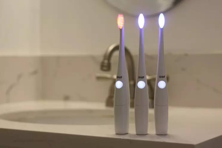 Cette brosse à dents utilise une technologie de lumière de pointe pour obtenir des dents blanches et saines