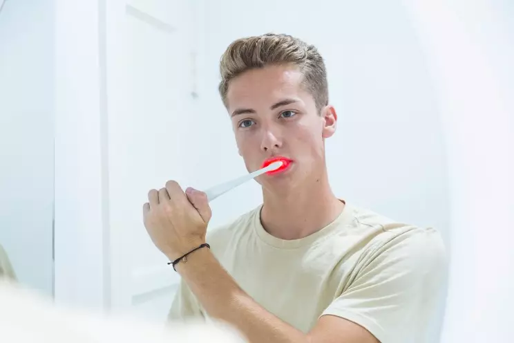 Cette brosse à dents utilise une technologie de lumière de pointe pour obtenir des dents blanches et saines