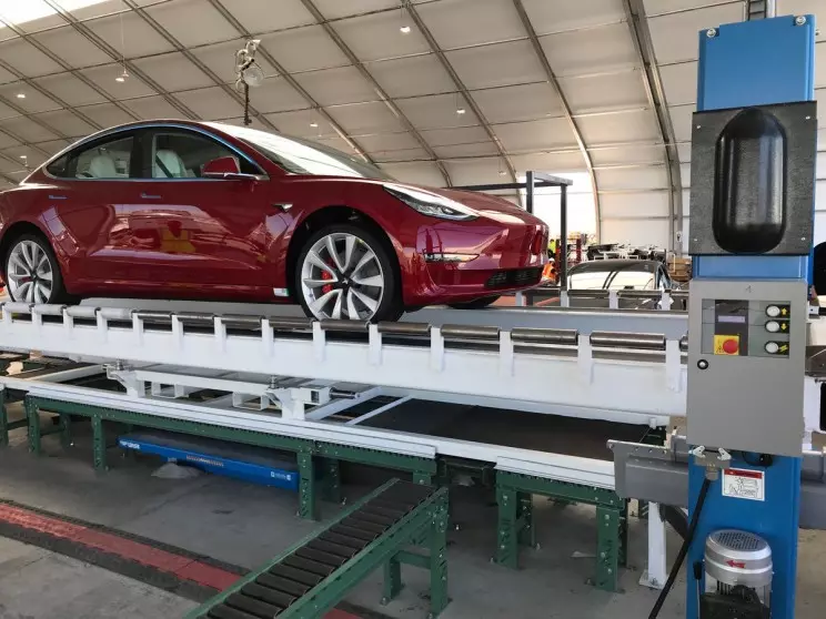 Tesla Akutulutsa Mawonekedwe a Model 3 Akuyendetsa Pakuyesa