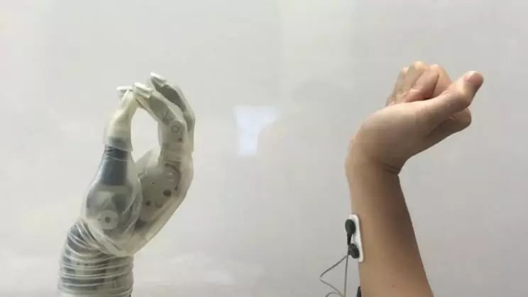 Robotska protetika predvidenega gibanja
