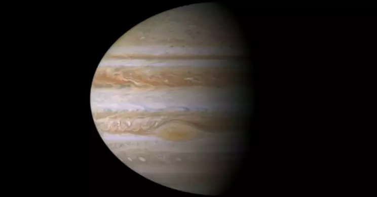 12 нови луни, открити за Юпитер, включително една „странна топка“