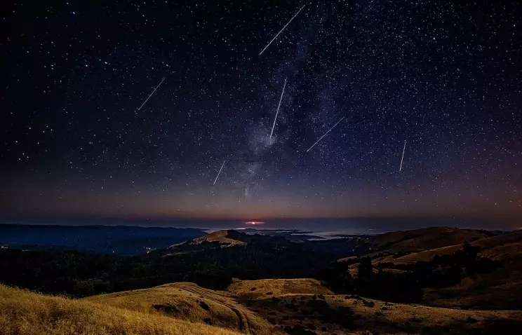 Esiet gatavi pasaulē pirmajai mākslīgajai meteoru lietusgāzei