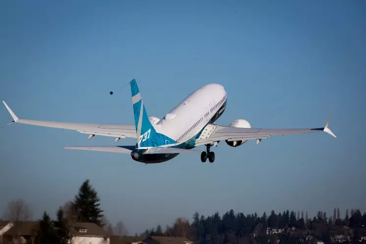 Boeing 737 Jet izvodi nemoguće gotovo okomito polijetanje