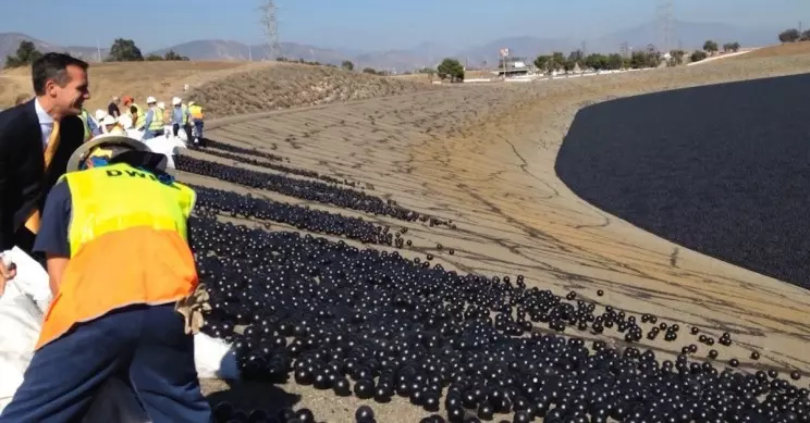 La produzione di "palle d'ombra" potrebbe richiedere più acqua di quella risparmiata