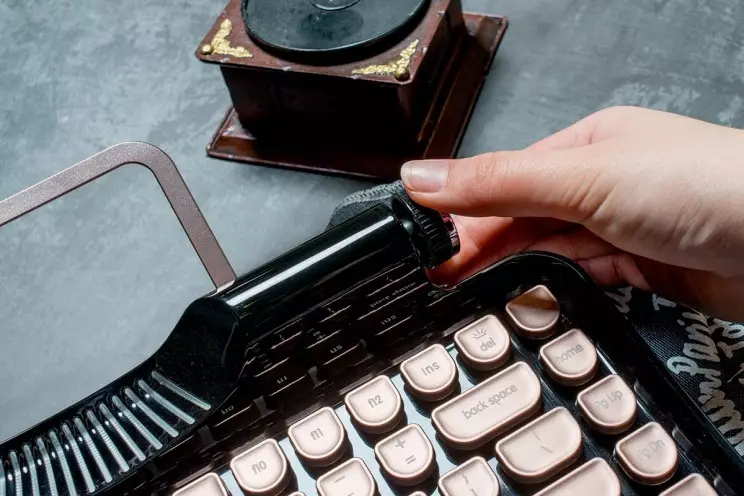 S touto retro-inspirovanou mechanickou klávesnicí budete znovu rádi psát