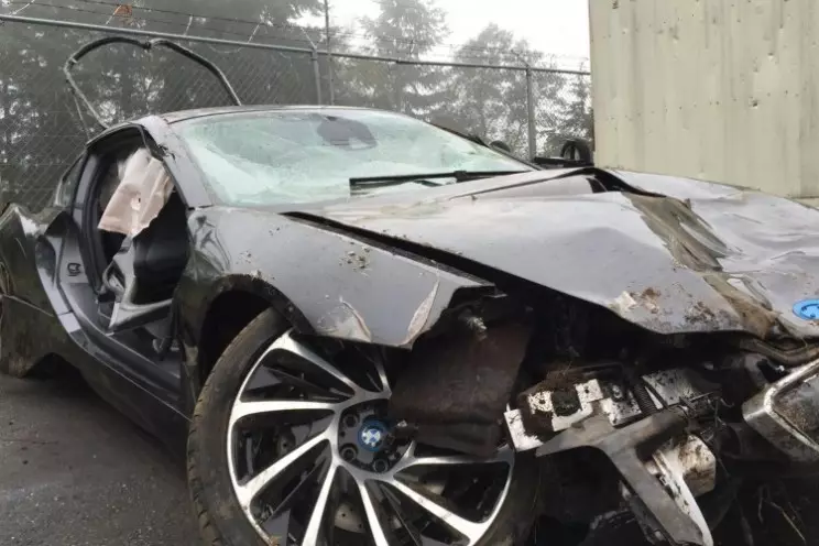 Airbags ao amin'ny BMW i8 voavonjy mpamily