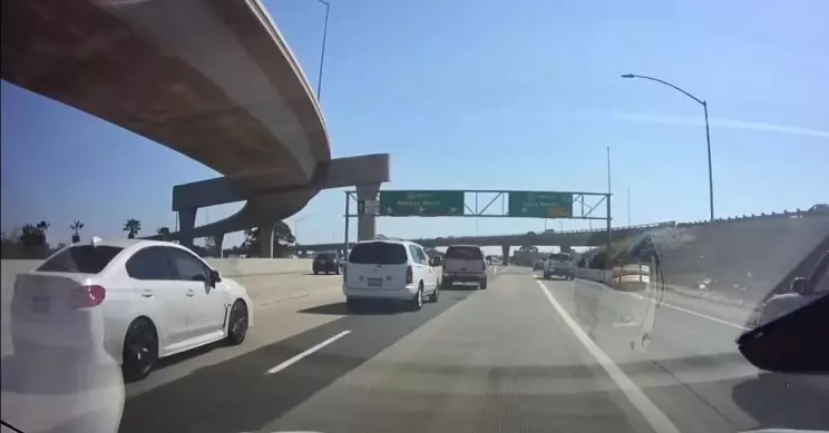 A műszerkamera videója a Tesla Model 3-at mutatja be robotpilótán, és gyorsan elkerülheti a balesetet