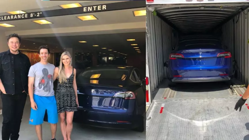 Personal na Inihahatid ng Elon Musk ang Tesla Model 3 sa Customer sa Bagong Plastic-Free System Trial