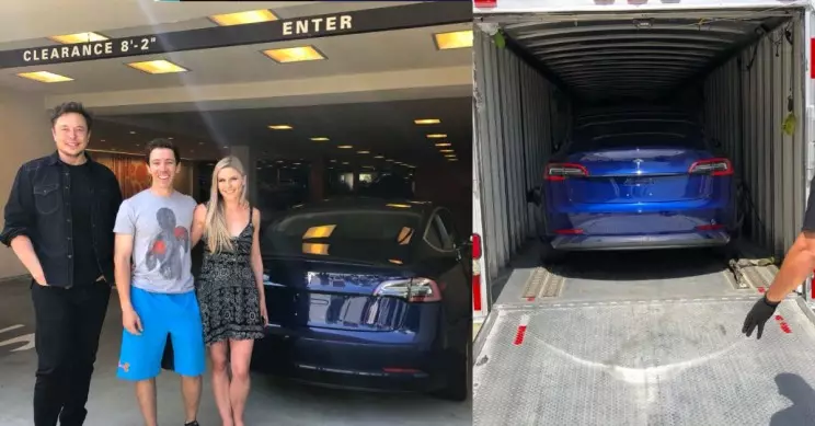 Elon Musk lliura personalment el Tesla Model 3 al client en la prova del nou sistema sense plàstic