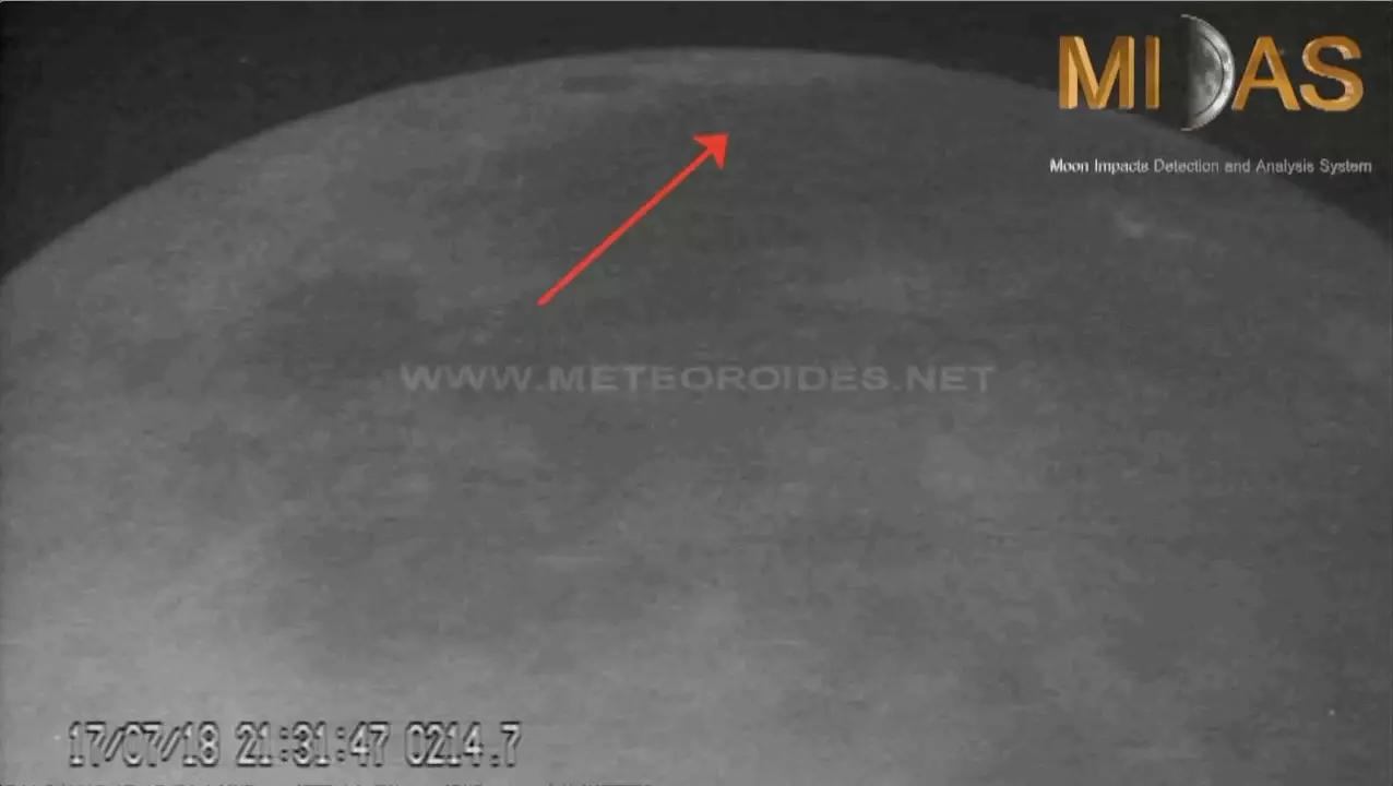 Nonton Two Meteorite Smash In the Moon
