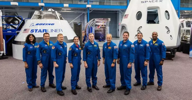 SpaceX နှင့် Boeing ၏ ပထမဆုံး အာကာသယာဉ်မှူး ၉ ဦးကို NASA မှ ကြေငြာခဲ့သည်။