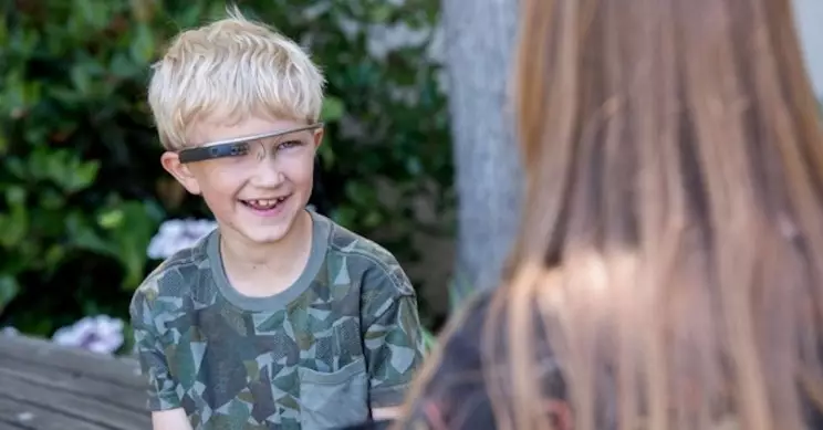 Google Glass kan outistiese kinders help om sosiale vaardighede te ontwikkel, studie onthul