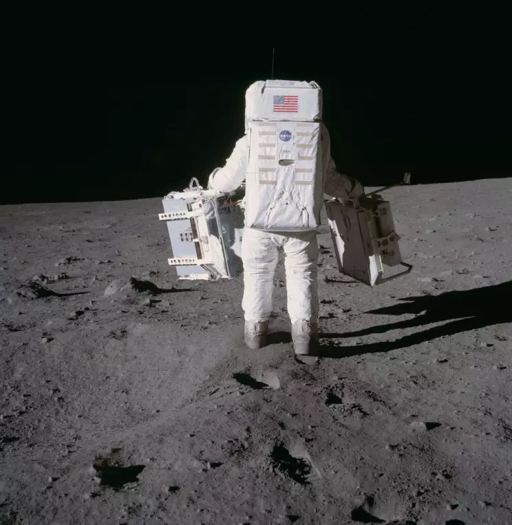 Buzz Aldrin hodi po luni