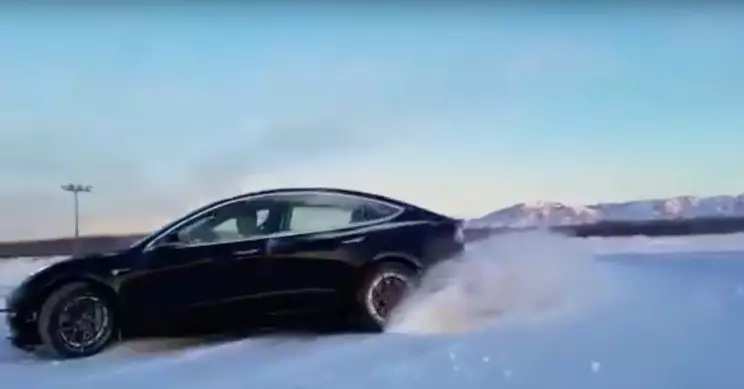 Tesla compartilha vídeo do desempenho do Model 3 à deriva na neve do Alasca