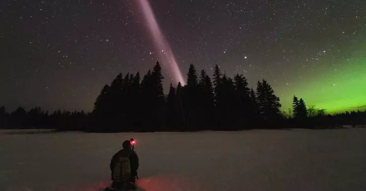 Fenômeno de luz espetacular Skyglow STEVE Não é uma aurora, dizem os cientistas