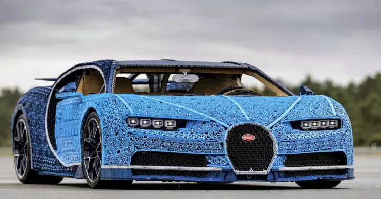 Өлчөмдөгү, айдала турган Lego Bugatti миллиондон ашык даананы колдонуу менен жасалган