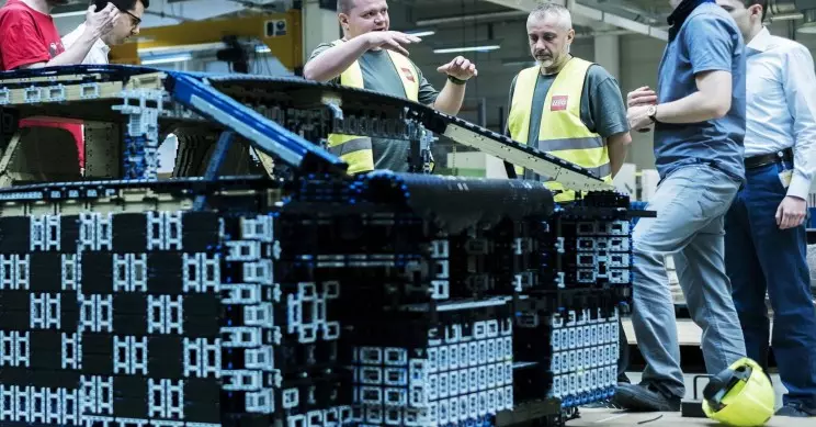 Lego Bugatti în mărime naturală, care poate fi condus, creat folosind peste un milion de piese