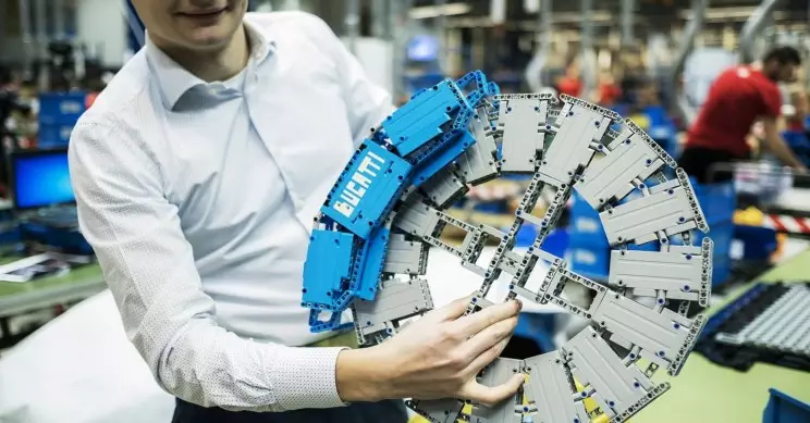 Управляемый Lego Bugatti в натуральную величину создан из более чем миллиона деталей