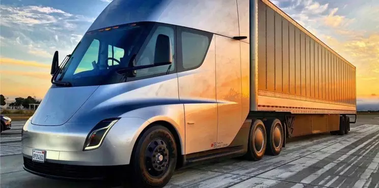 Мошини нави барқии Tesla Semi: Шарҳи пеш аз истеҳсол