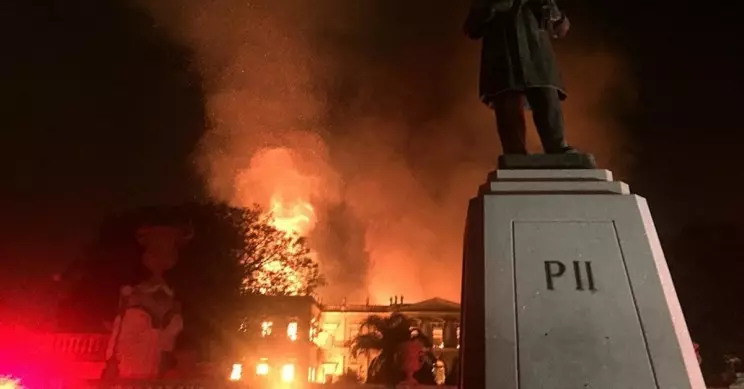 Ang 200-Taong-gulang na Pambansang Museo ng Brazil ay Natupok Ng Nagngangalit na Apoy