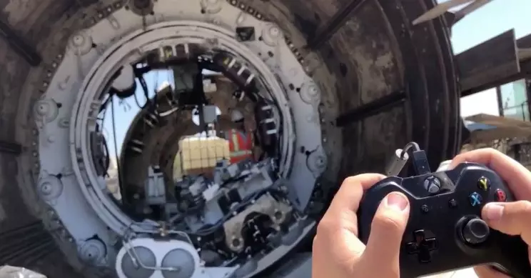 Elon Musk publica un vídeo da máquina de excavación de túneles controlada polo controlador Xbox