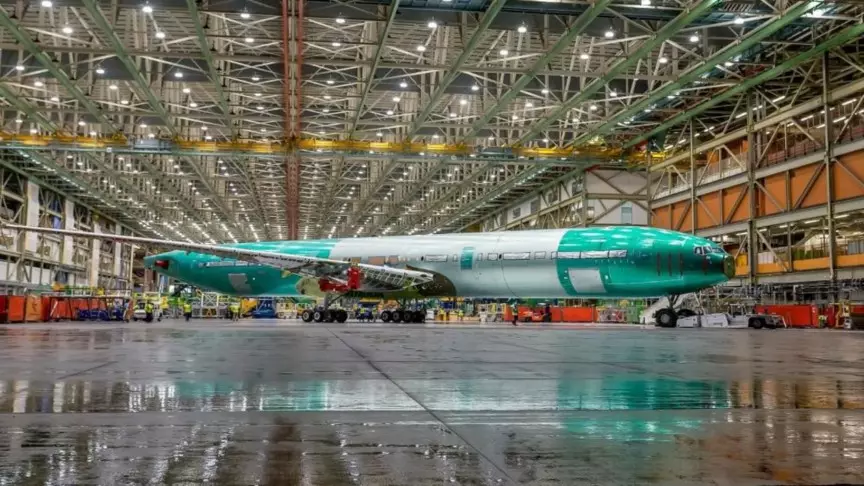 보잉, 세계에서 가장 큰 쌍발 엔진 제트기로 완성된 777X 항공기 최초 공개