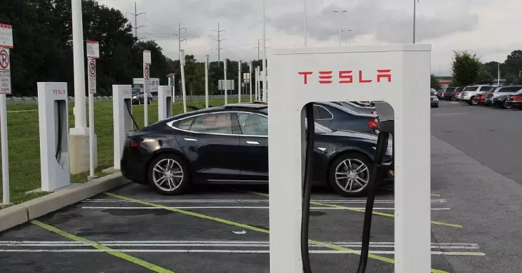 تنهي Tesla وصول الشحن الفائق المجاني غير المحدود