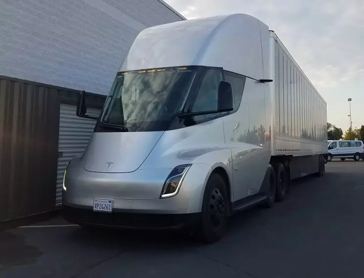 Tesla semi cf_z/Reddit