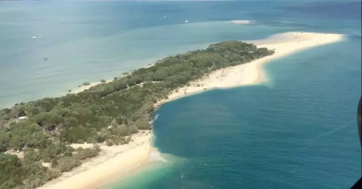 Jordskred på Australian Beach åpner et 300 meter bredt hull