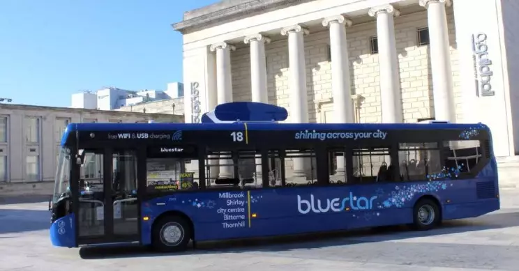 Il Regno Unito presenta il suo primo autobus anti-inquinamento con filtro dell'aria