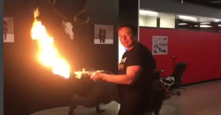 Elon Musk Joe Rogan'a Darıxdırıcı Şirkətin Flamethrower-dən necə həzz alacağını göstərir