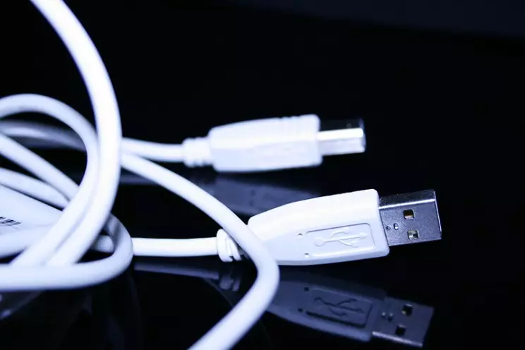 Sezera kubibazo bya USB bya Schrodinger nkuko USB ishobora guhinduka iri kuri horizon