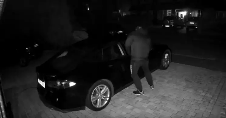 „Tesla“ savininkas paviešina filmuotą medžiagą, kaip buvo pavogtas jo modelis S