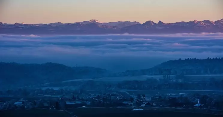 ເຮືອນໃຕ້ດິນ Swiss Mountain Home