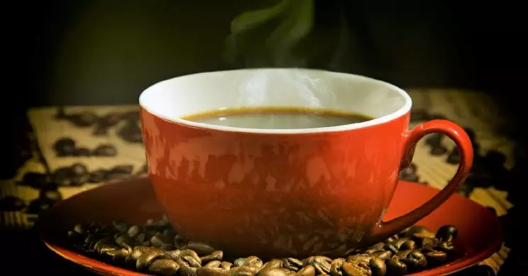 Pētījums atklāj, ka karstās kafijas paciņās ir vairāk antioksidantu nekā aukstā kafijā