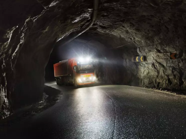 De autonome vrachtwagens rijden door tunnels