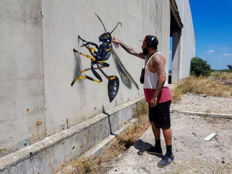 Odeith laat deze gigantische insecten alleen knallen met spuitverf