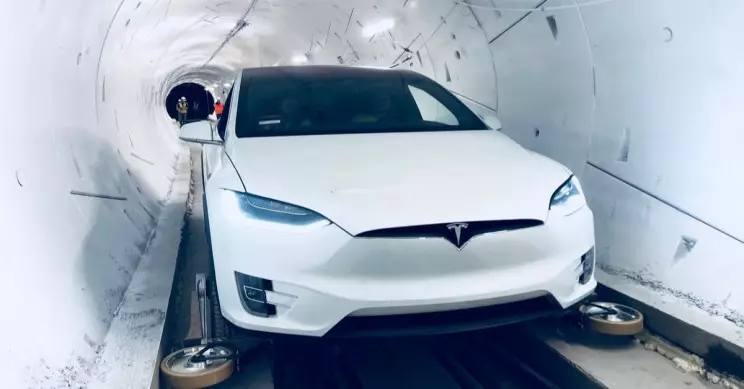 Elon Musk estrea un túnel de empresa aburrido, completo con coche