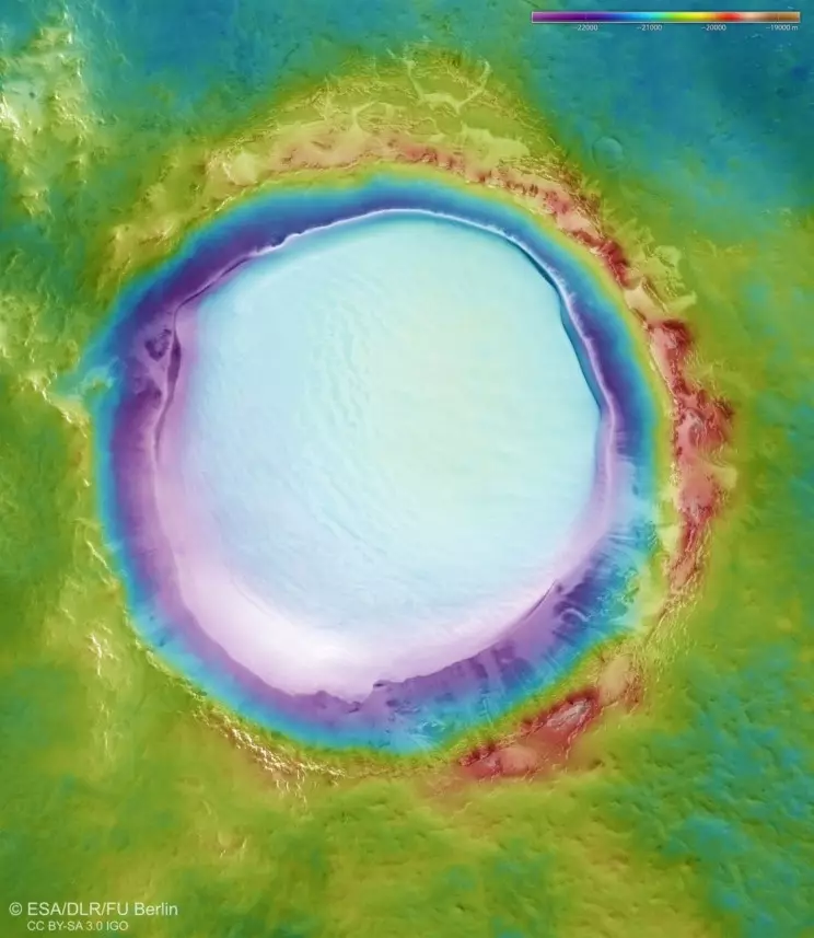 Mae Martian Crater yn 'Addurno' ar gyfer y Tymor Gwyliau gyda Chlytiog Anferth o Iâ Ffres