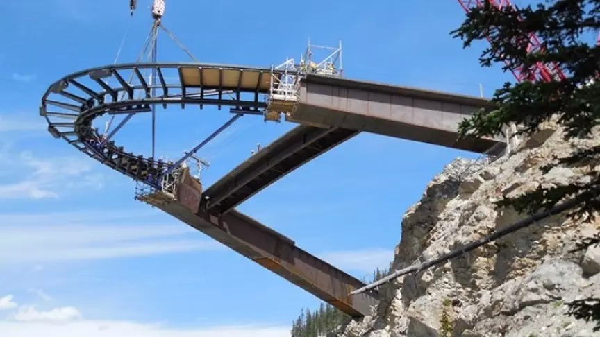 Şüşə dibi olan Glacier Skywalk-dan Kanada Qayalıqlarında Buz sahəsinə baxın