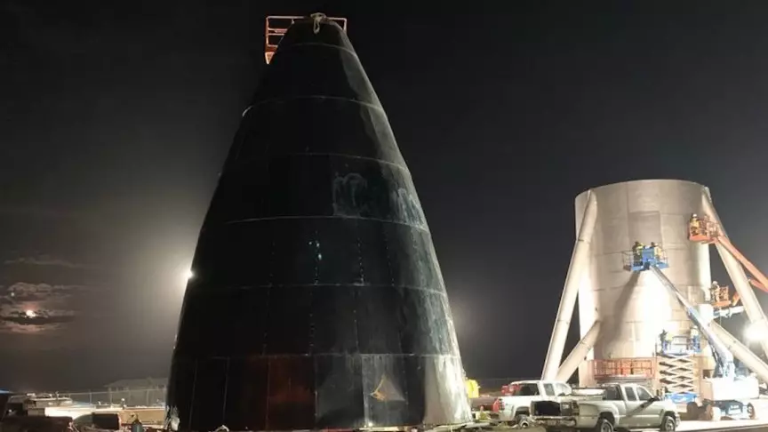 A SpaceX felfedte a csillaghajó prototípusát, amely akár áprilisban is repülhet