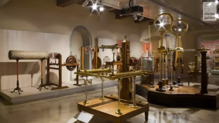 Museo Galileo herberget de orizjinele teleskopen fan Galileo Galilei en trije fan syn fingers
